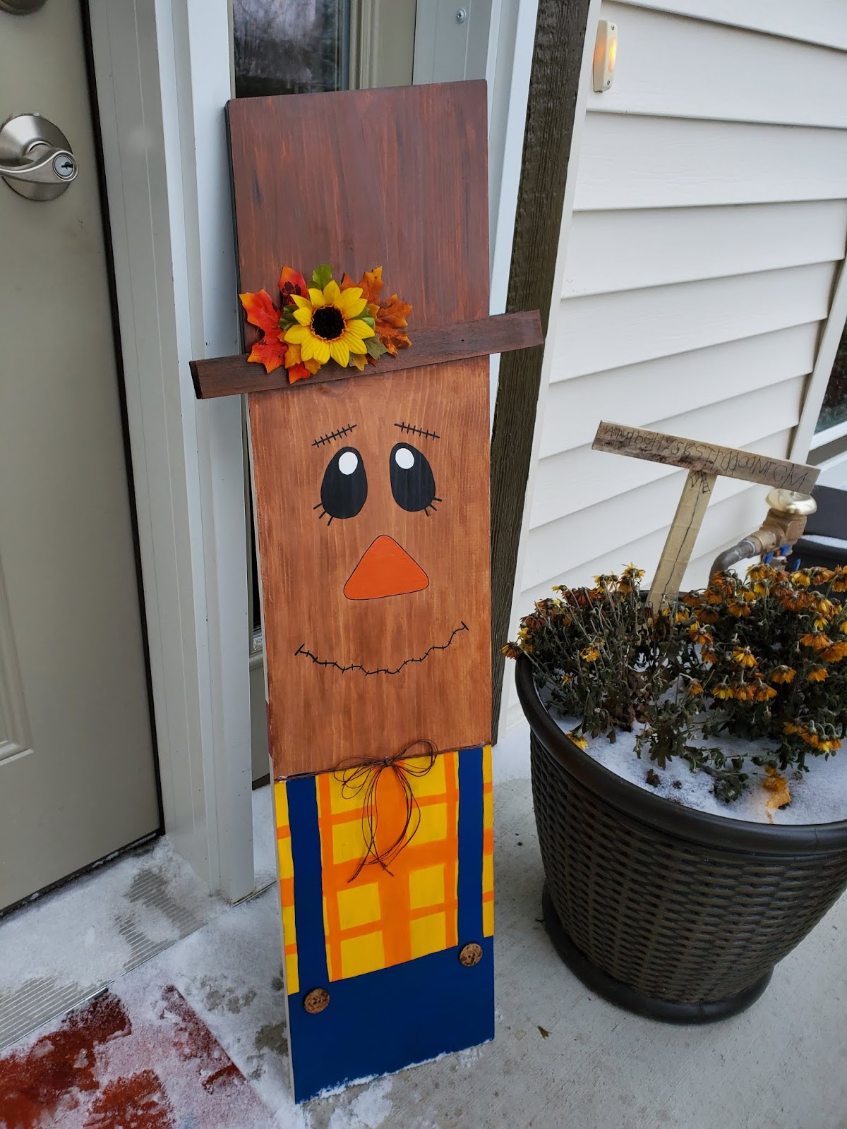 Once Daily DIY: Scarecrow and Snowman Double Sided Porch Decor
