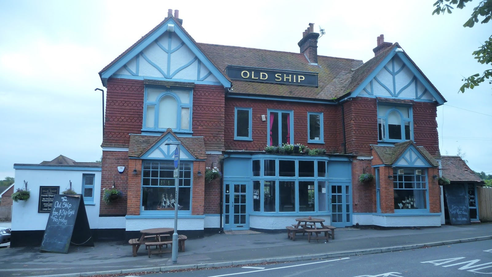 No Visible Lycra: Bank Holiday Weekend – the Tatsfield Bus Stop and ...