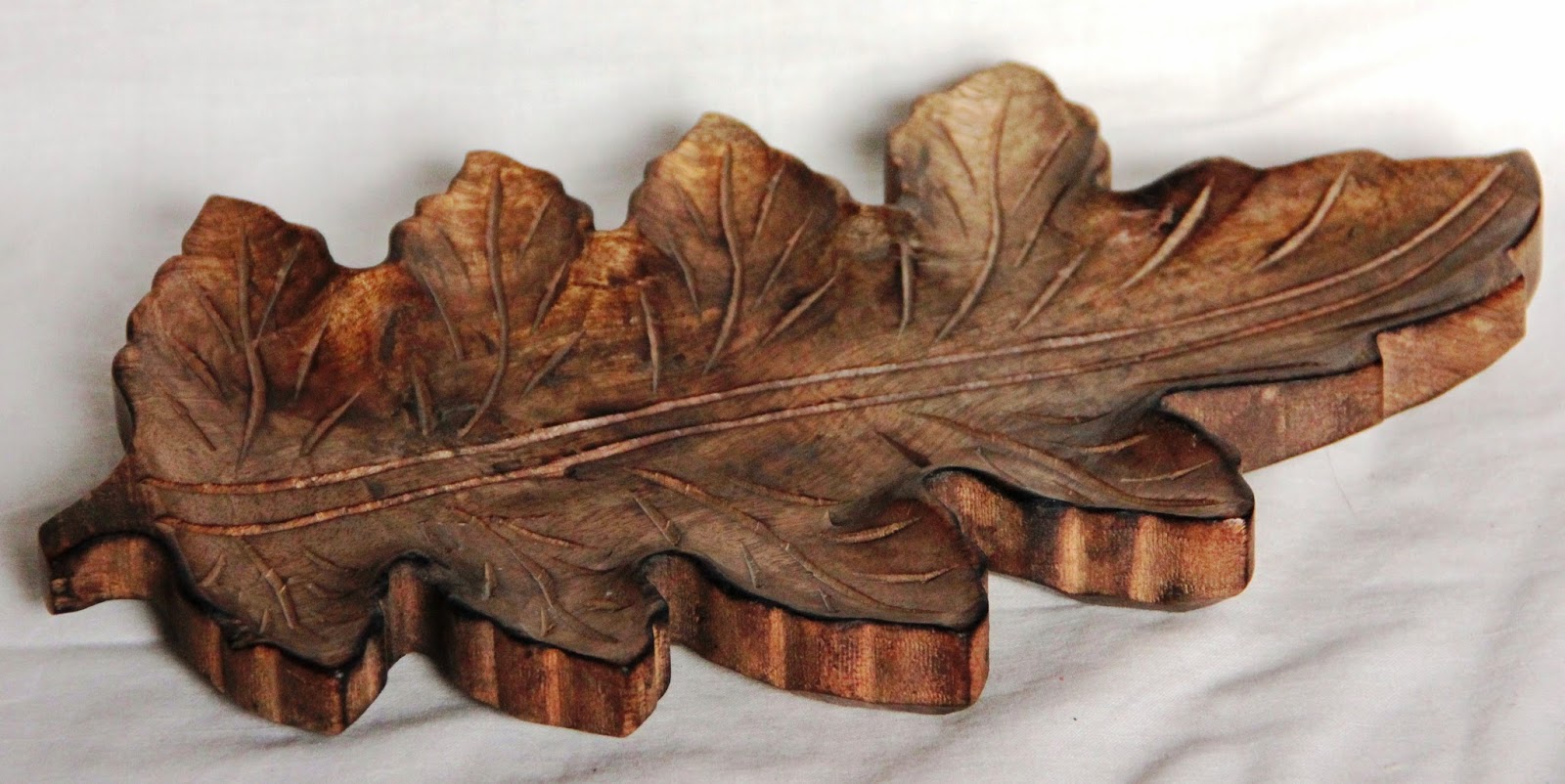 Curio Gifts: Leaf Shaped Wooden Plate