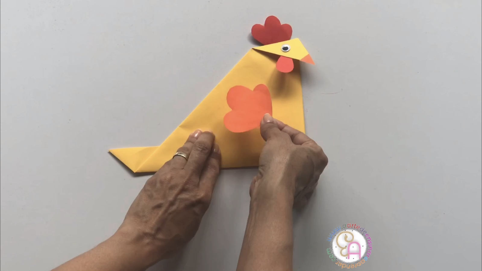 ARTE MANUAIS - DOBRADURA DE PAPEL (GALINHA) - A Arte de Ensinar e Aprender