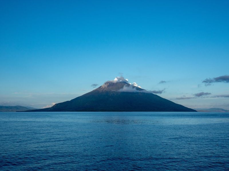 W u l k a n y Ś w i a t a B l o g: Stratowulkan Lewotolo budzi się do życia