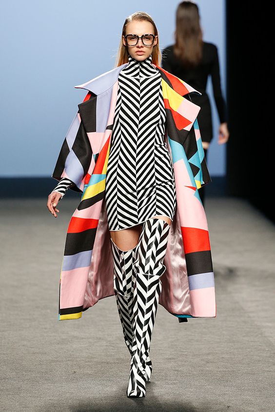 HOW TO WEAR BOLD PRINTED STATEMENT COATS - Miss Rich