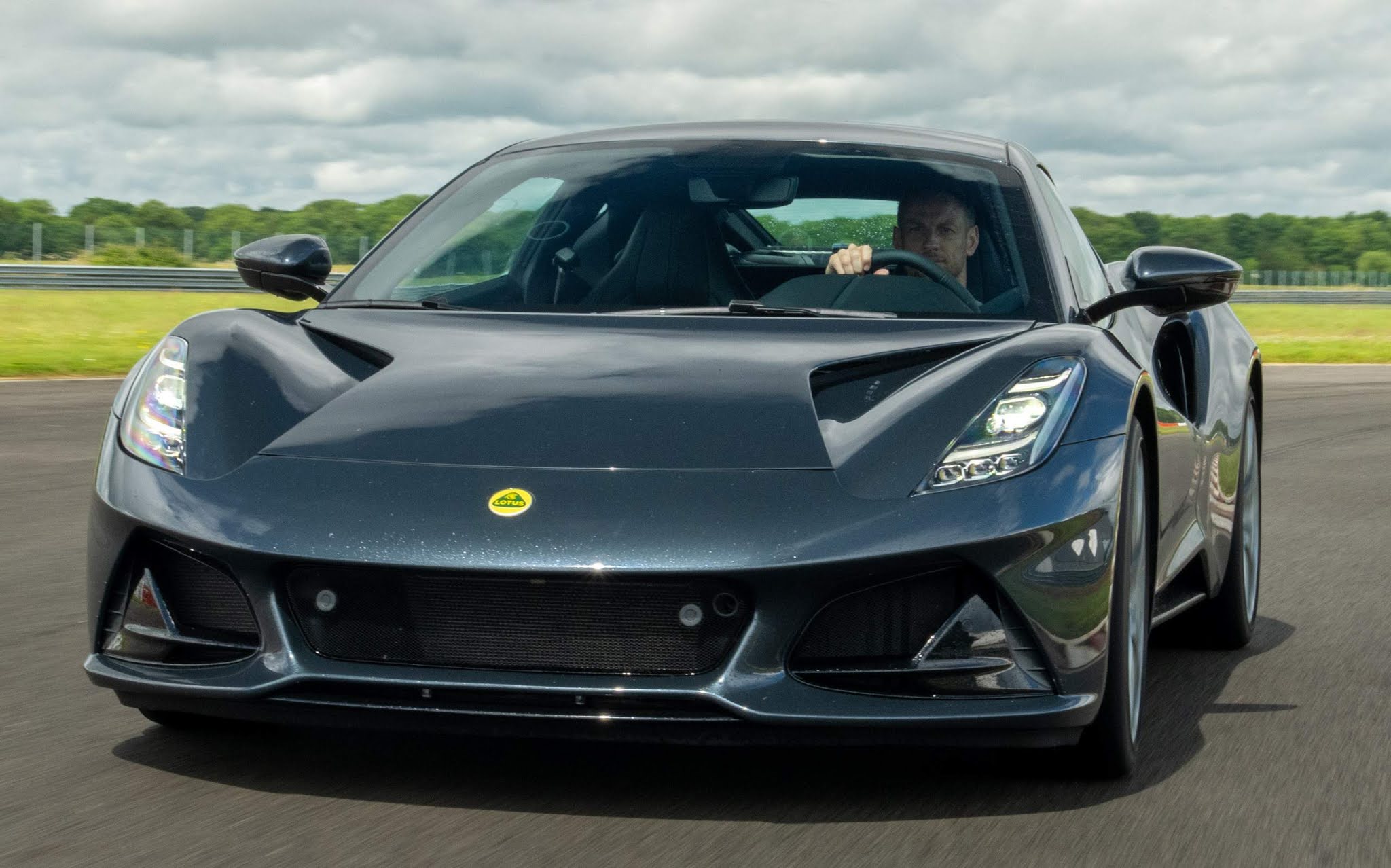 Lotus Emira: novo esportivo com motor AMG para enfrentar Porsche 718