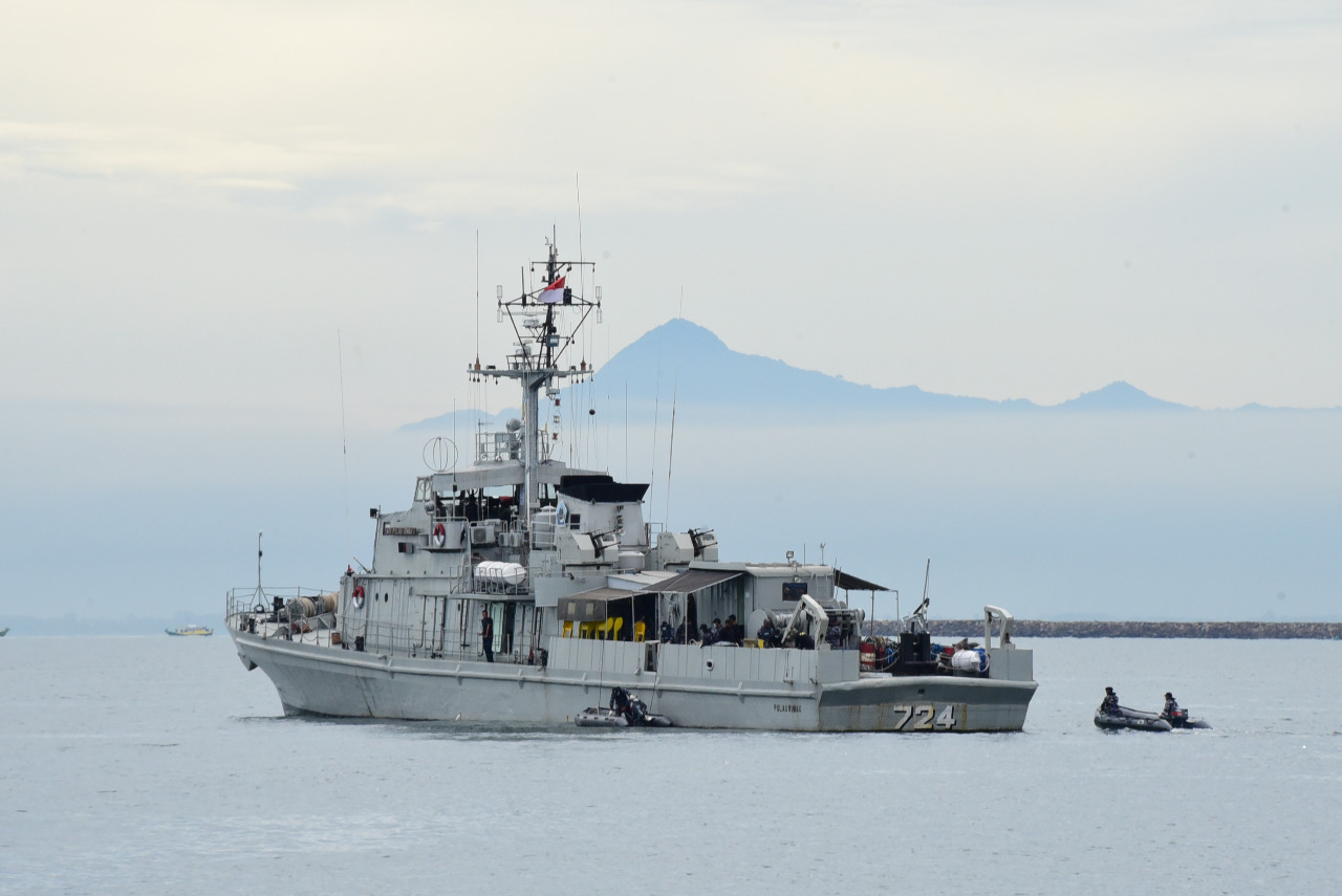 DEFENSE STUDIES: KRI Pulau Rimau – 724 Laksanakan Operasi Netralisasi ...