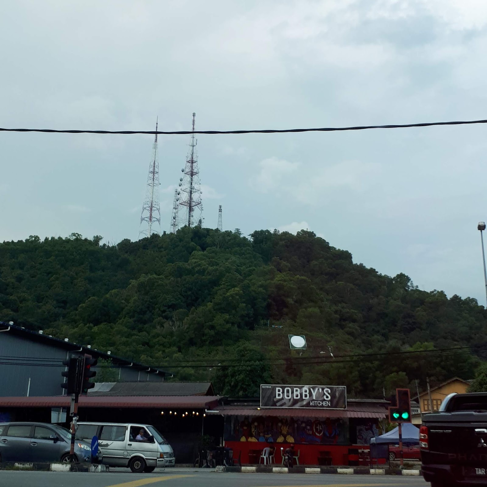 Kali Pertama Satu Keluarga Berjoging Menawan Puncak Bukit Besar