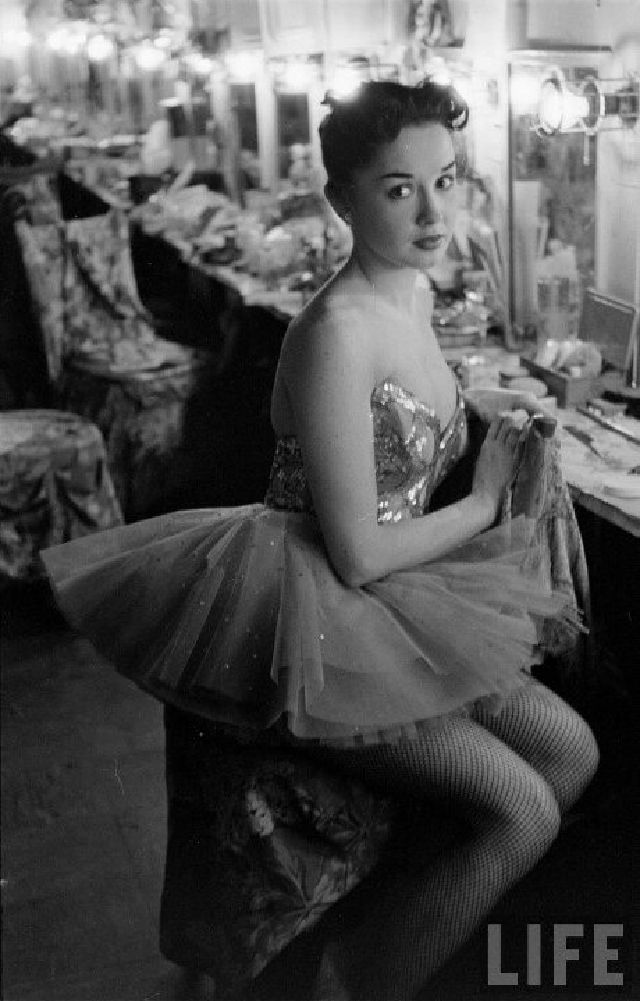 Beautiful Photos of Las Vegas Showgirl Dale Strong in the Early 1950s ...