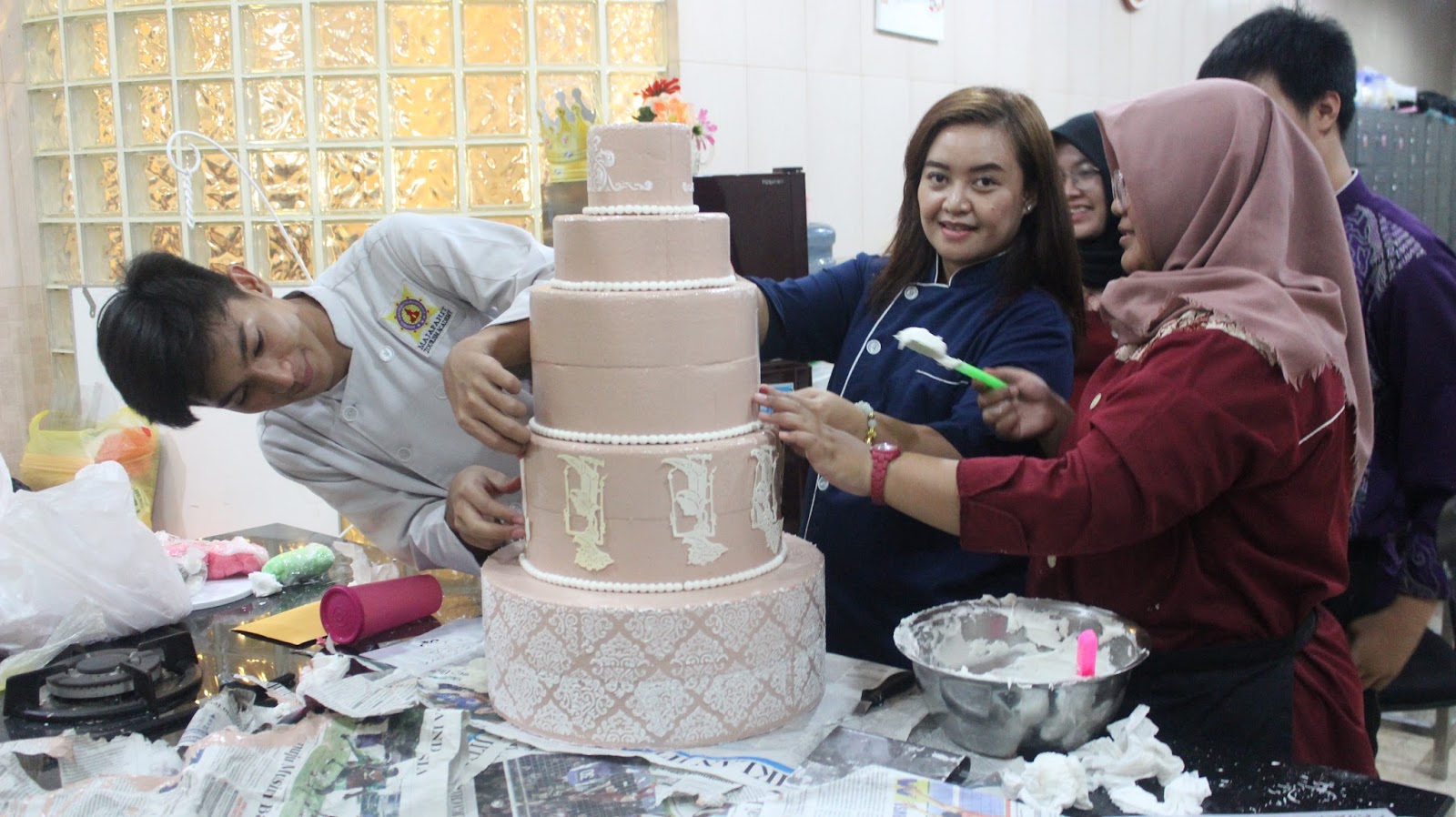 Upside Down Hanging Wayang Wedding Cake, Karya Unik Mahasiswa Akpar ...