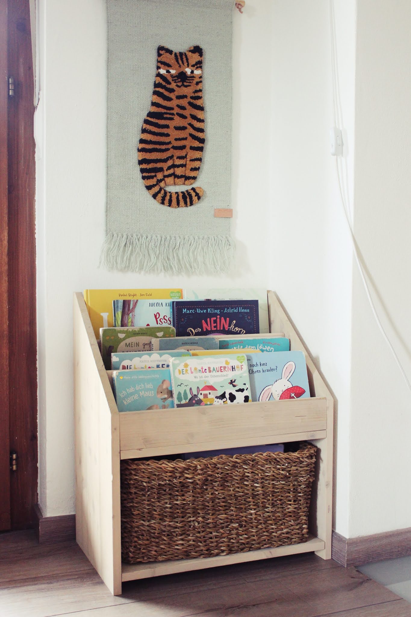 {DIY} Kinder-Bücherregal mit Aufbewahrungskorb