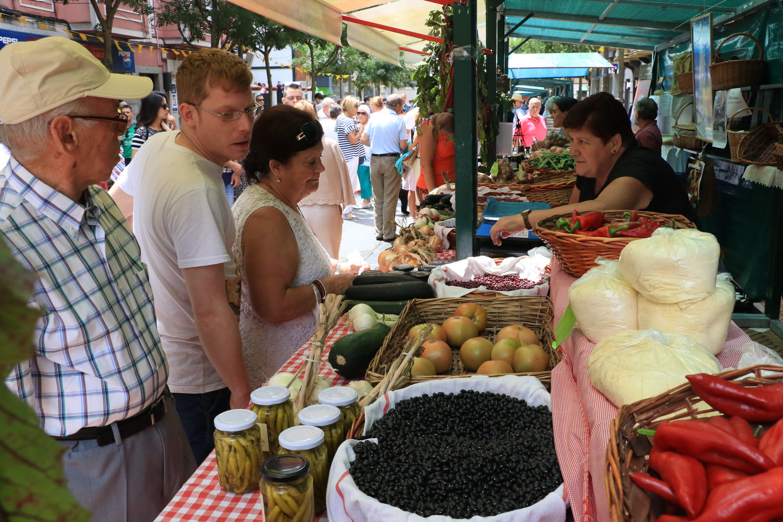 La feria agrícola en el paseo de los Fueros da tranquilidad a las horas ...