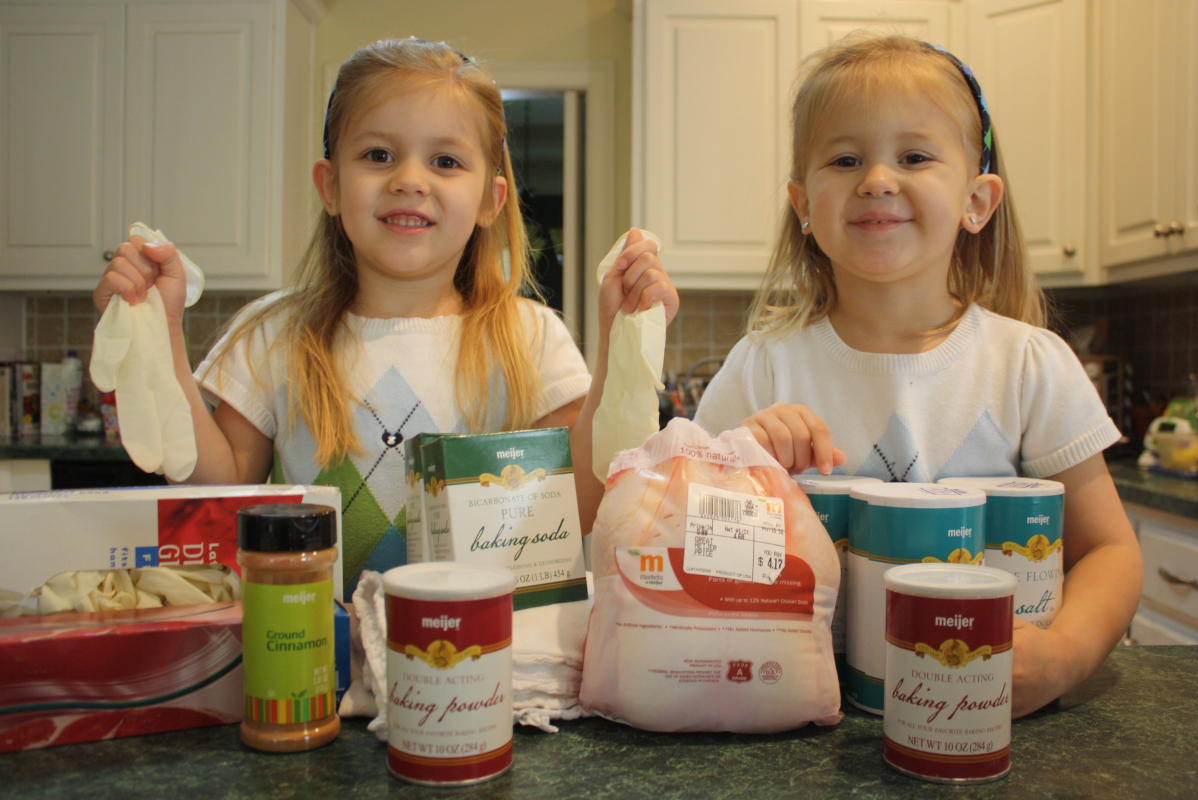 Lueker Munchkins - School & Play: Making a Chicken Mummy