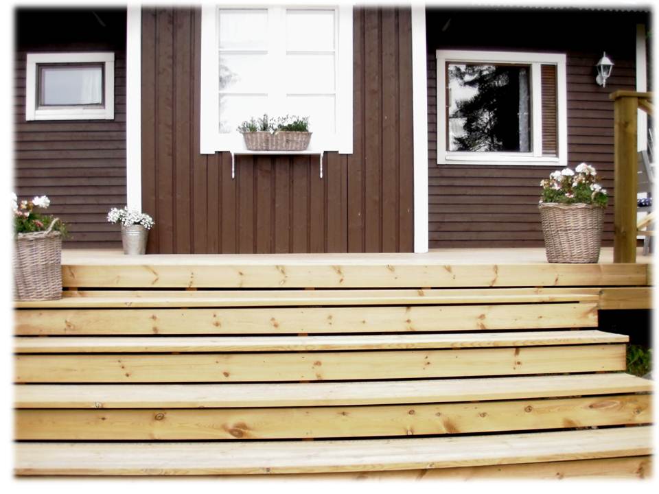 Villa Kesätuuli: Mökin terassi valmis