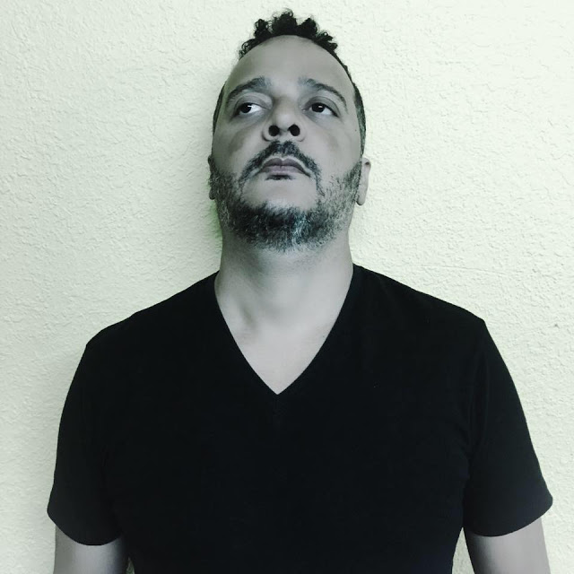 Picoteando el Espectaculo: Se siente.........El compositor y cantante ...