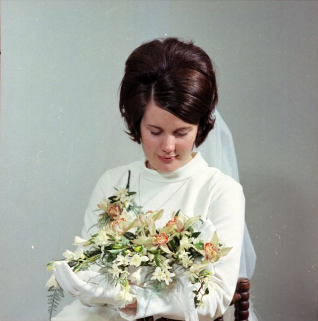 22 Fascinating Studio Portraits of Dutch Brides in the 1970s ~ Vintage ...