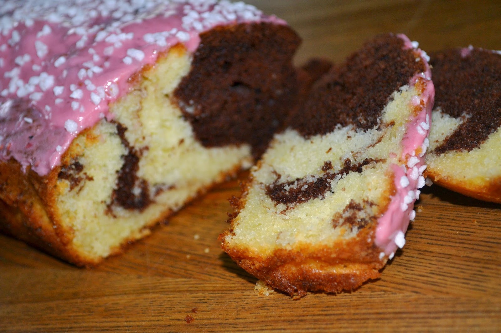 Pireti koduköök: Kirju keeks vaarikaglasuuriga