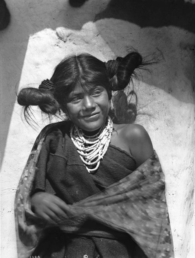 30 Vintage Photos of Young Hopi Maidens With Their Traditional ...