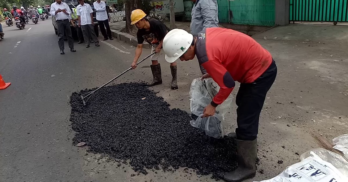Cara mengatasi lubang pada jalan aspal