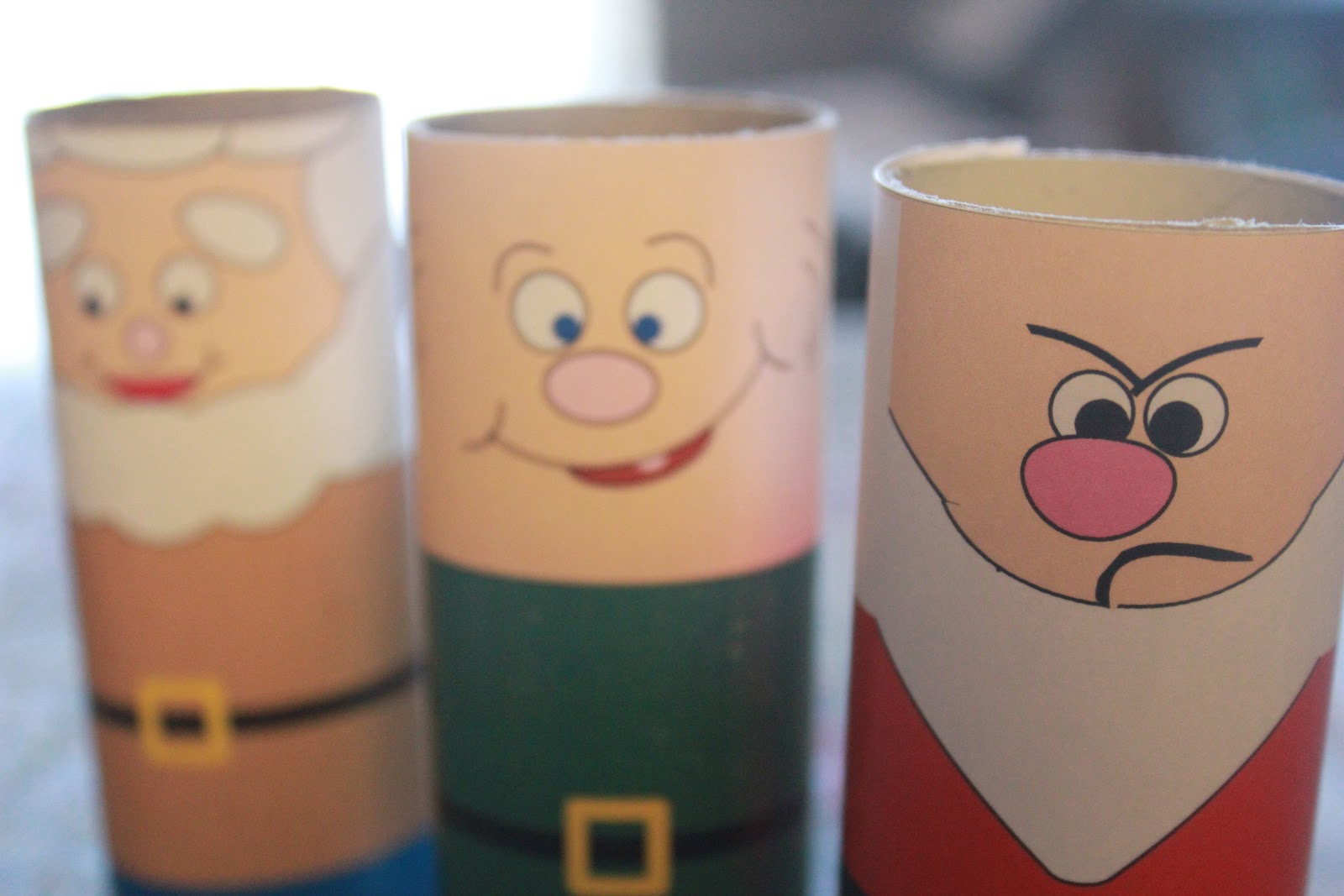 DIY Party Mom: Snow White's Seven Dwarfs Printable Toilet Paper Craft
