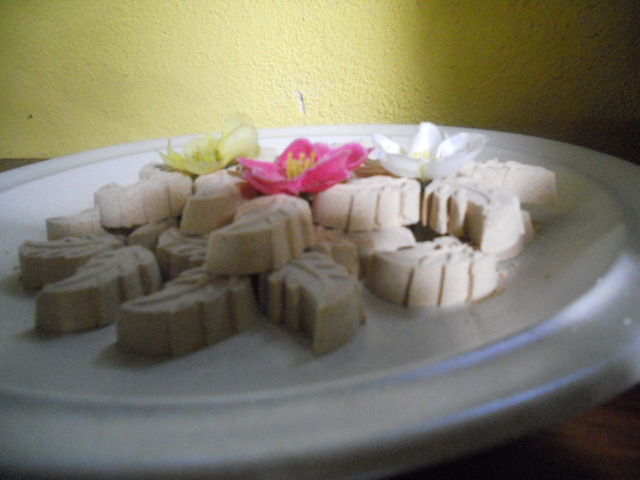 Kuih Raya Adik Kakak: Putu Kacang dan Putu Beras