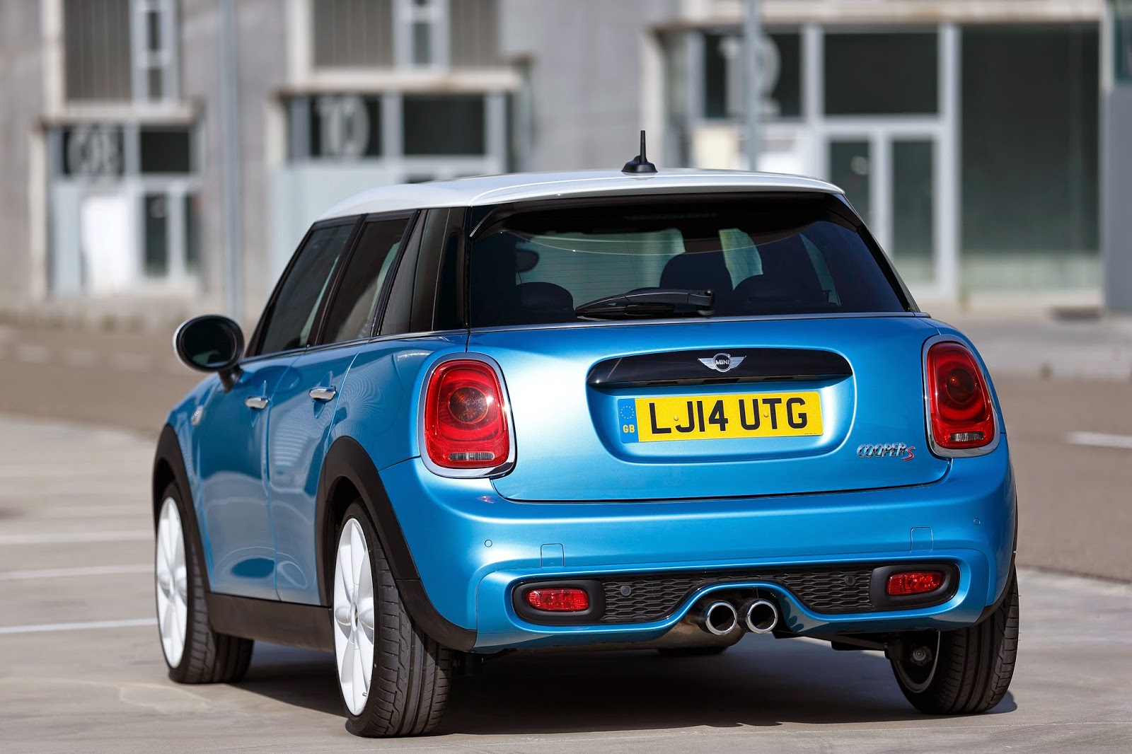 MINI apresenta Cooper de quatro portas