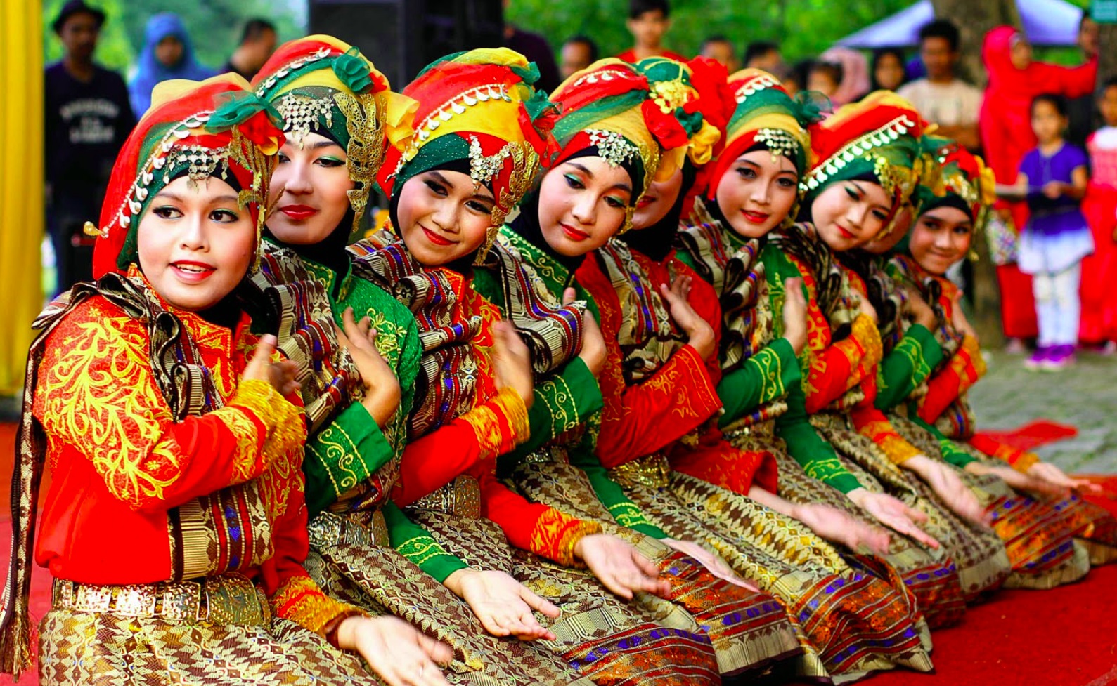 25 Tarian Daerah di Indonesia Beserta Properti yang Digunakan