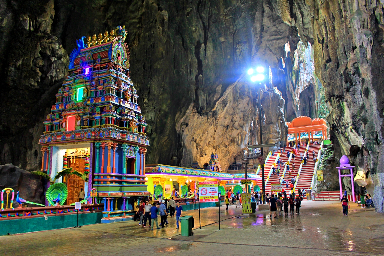 To the Batu Caves | Malaysia - Nomadic Experiences
