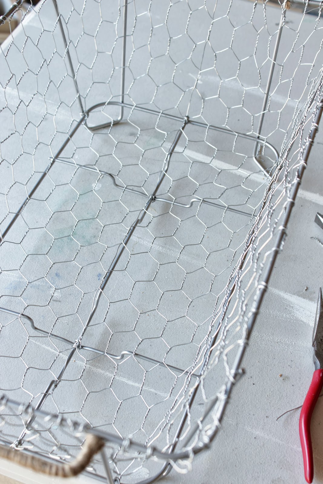 A Wire Basket Full of Apples - Remodelando la Casa
