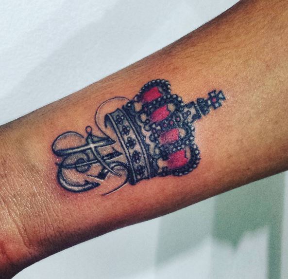 50+ Best Queen Tattoos for Women (2019) Crown, Spades, Heart | Tattoo Ideas