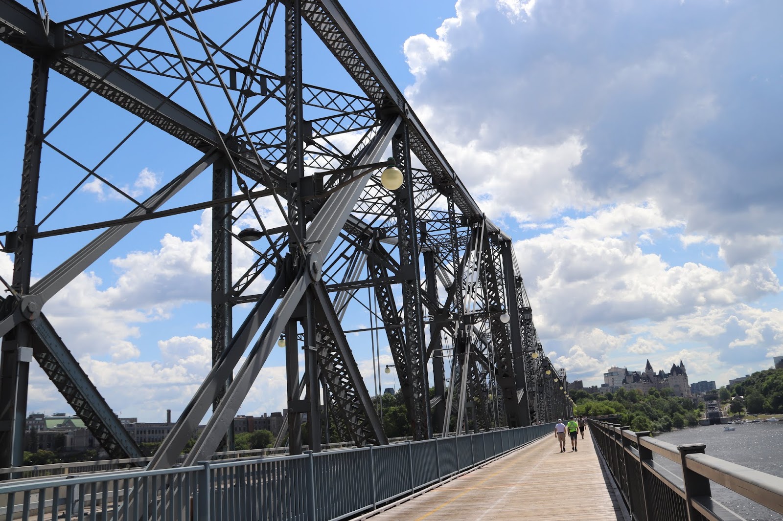 Memorials in Ottawa: Alexandra Bridge