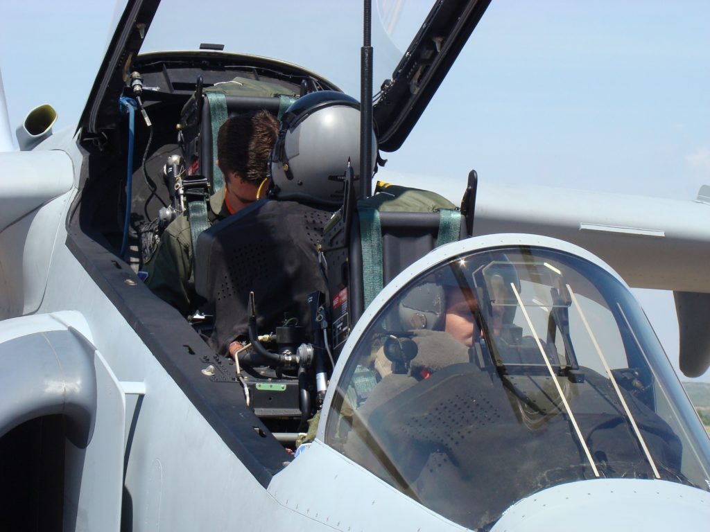 Defensa y Armas: FAdeA entregó el quinto avión Pampa III a Fuerza Aérea ...