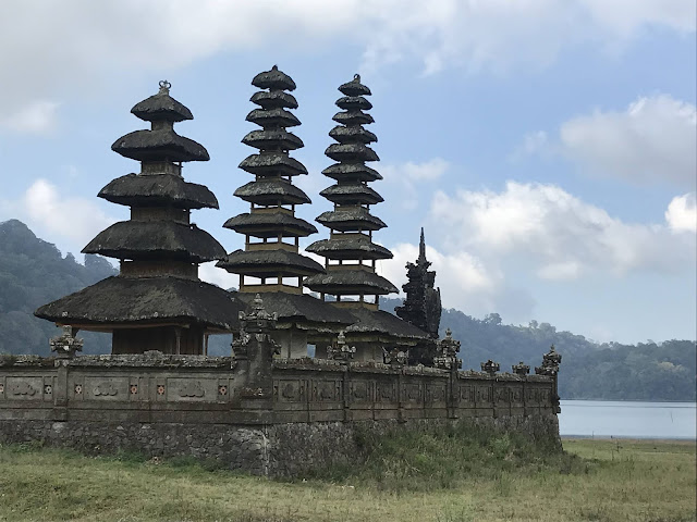 Auszeit: Ein Tempel am Tamblingan-See