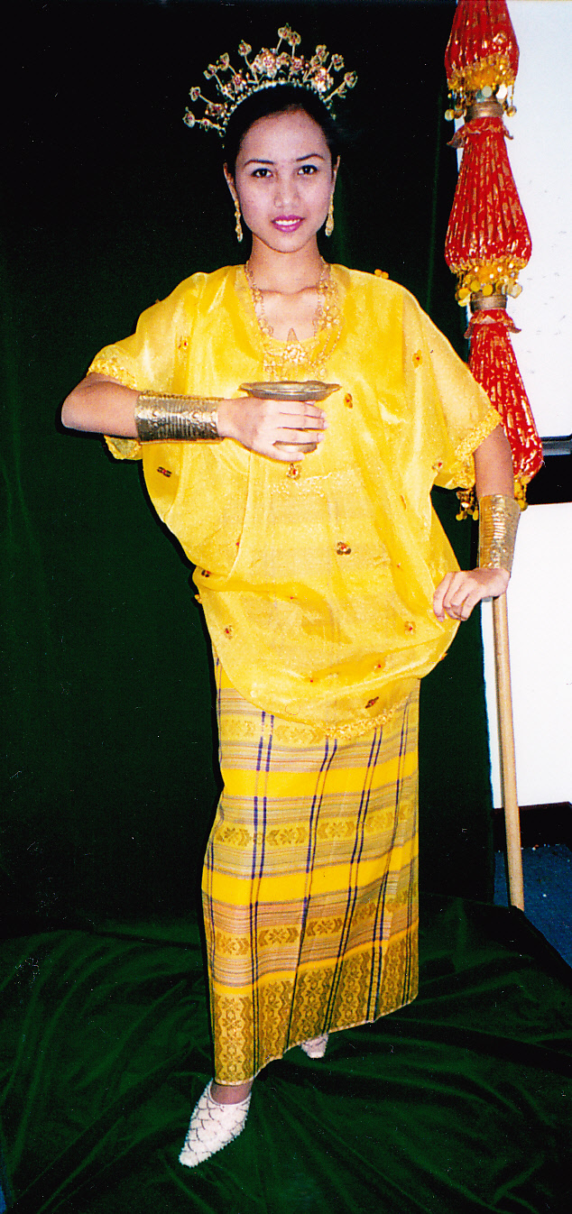 TARIAN POJA BUGIS SELANGOR: BUSANA CARA PEMAKAIAN PERSEMBAHAN