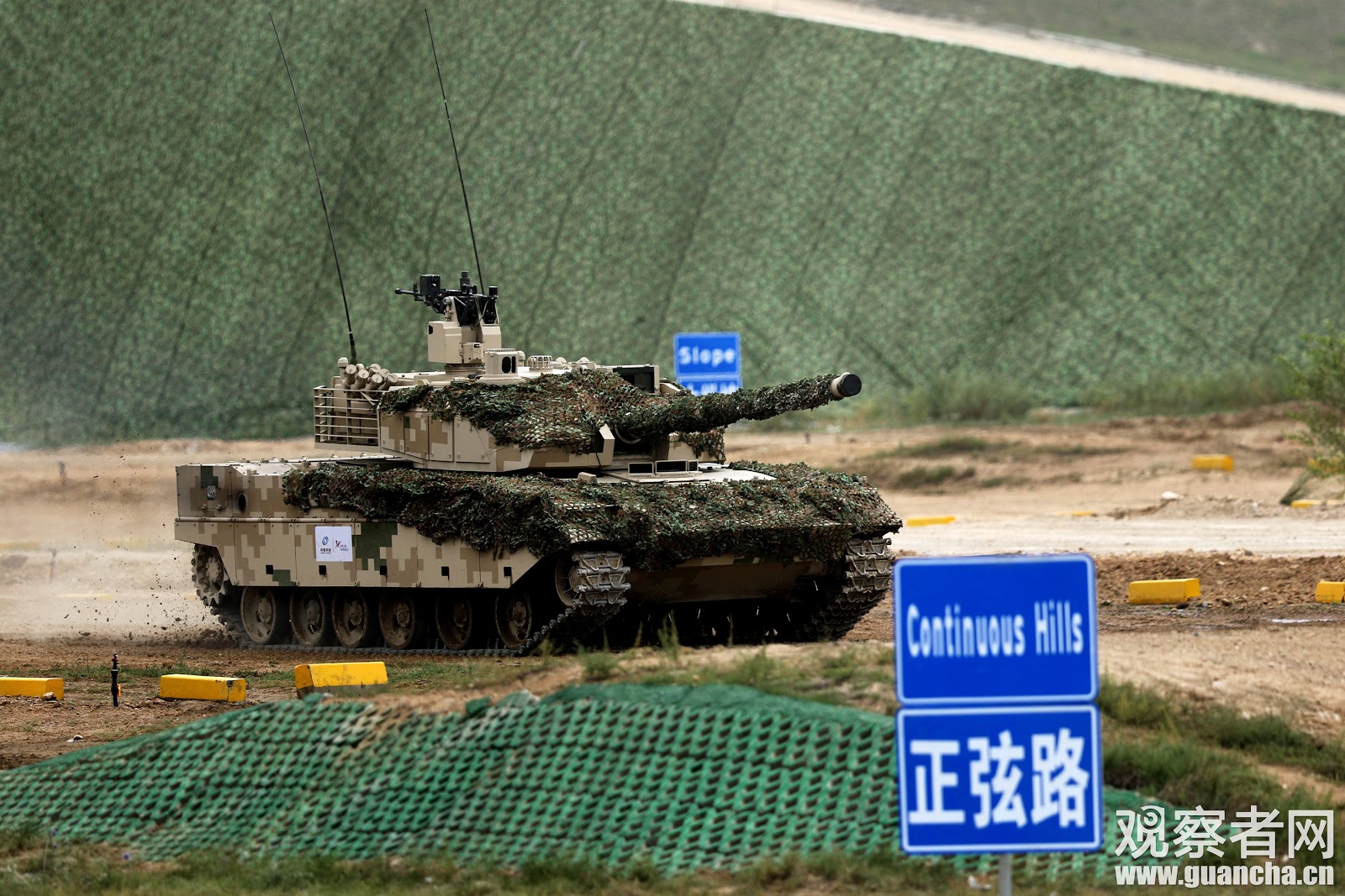 SNAFU!: Bonus! Hirez pics of Chinese VT5 Light Tank.