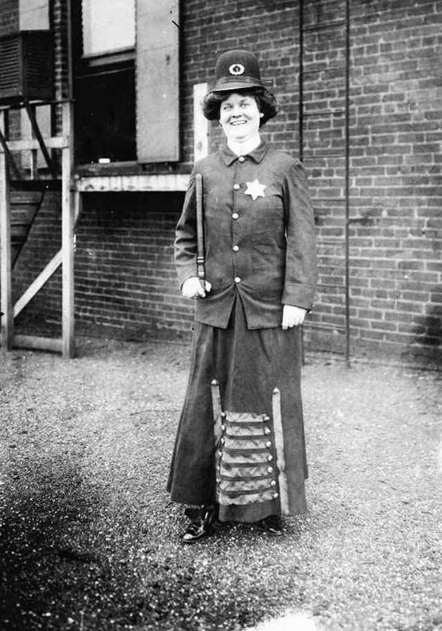 14 Rare Vintage Pictures Show Postwomen in the Early 20th Century ...