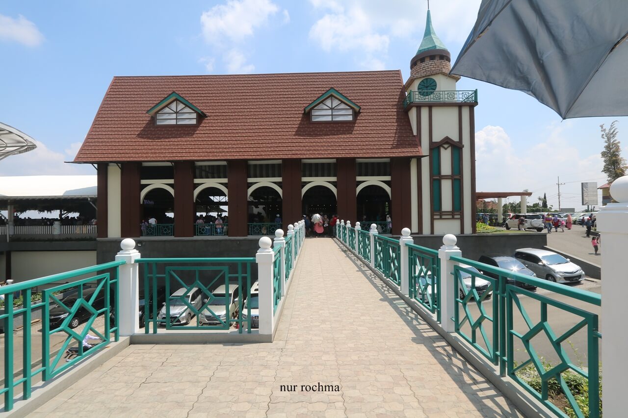 Musim Liburan di Cimory, Prigen: Mengenal Peternakan Sapi hingga Hasil ...
