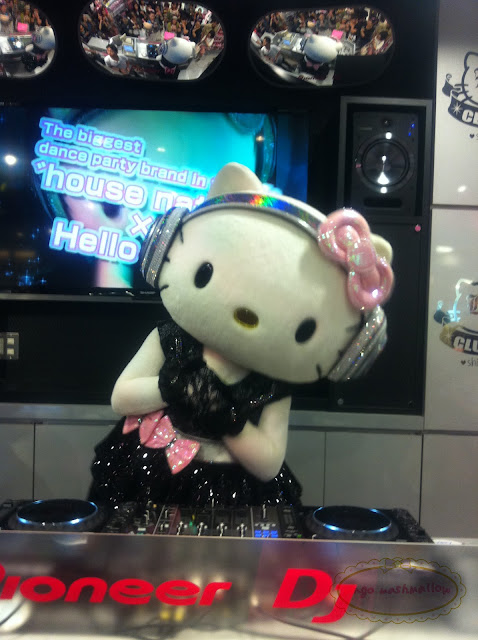 ringo-mashmallow: DJ Hello Kitty @ Club KT Shibuya