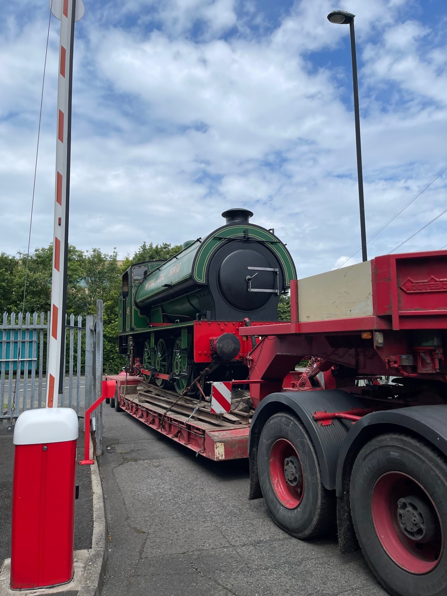 North Tyneside Steam Railway: NCB 49 arrives at Middle Engine Lane
