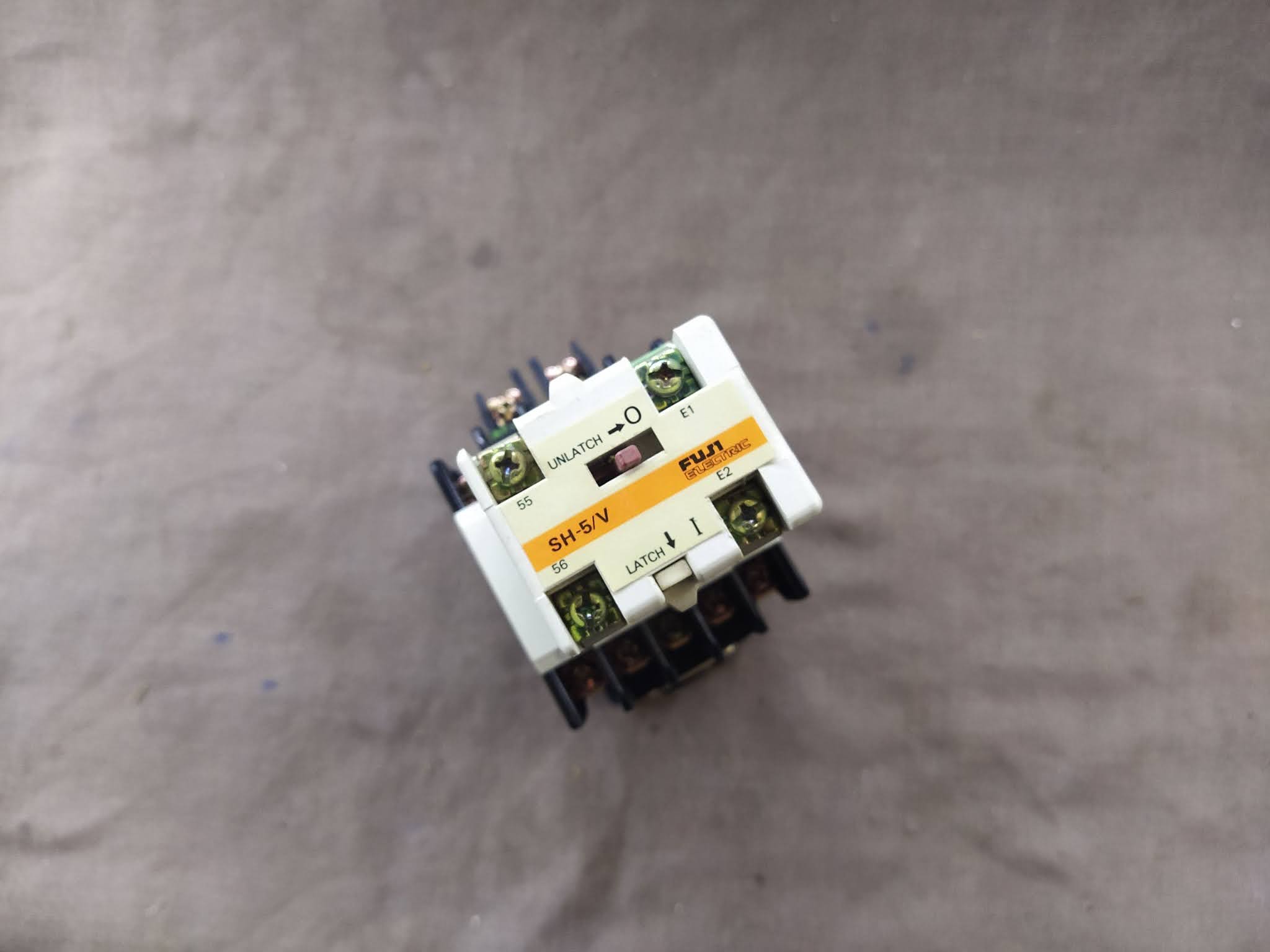 FUJI ELECTRIC SH-5/V LATCH UNIT SZ-V100 CAT NO 4SH541 TYPE SH-5 ...