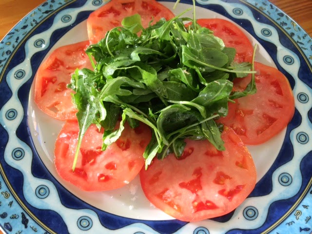 Ensalada de tomate y burrata con piñones