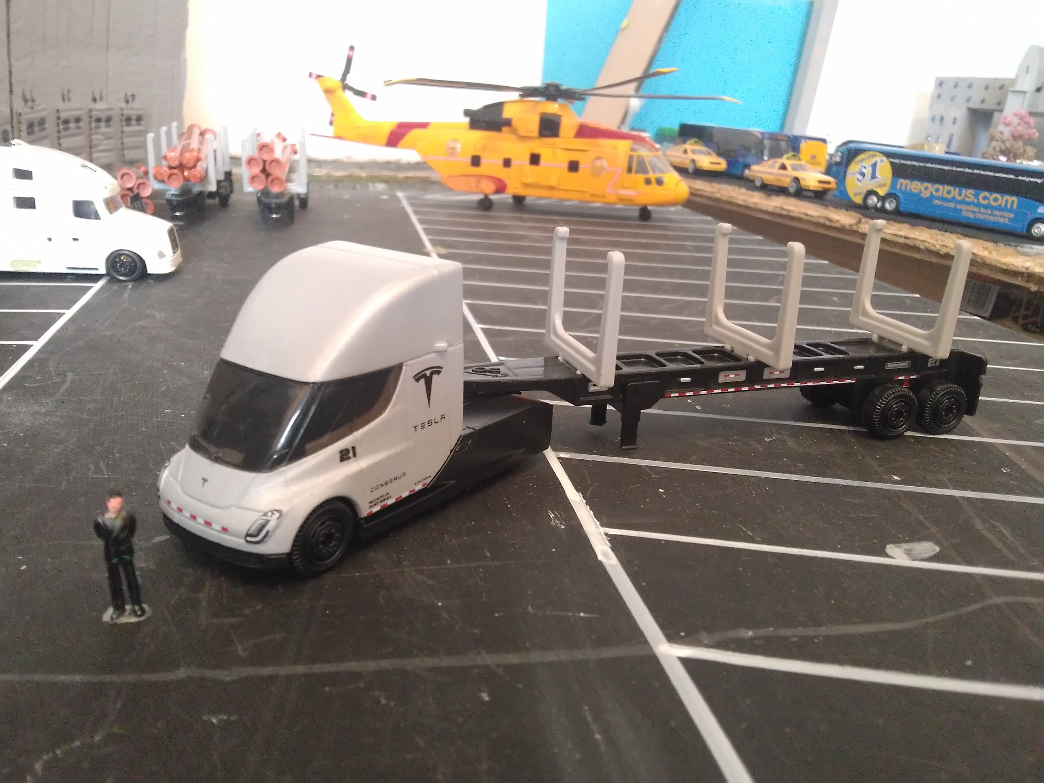 CarPro Transport: Tesla Semi 2020 diorama 1/87 Matchbox CarPro Transport