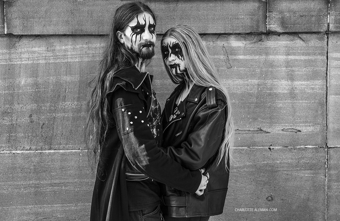 Lanzan página de citas para metaleros