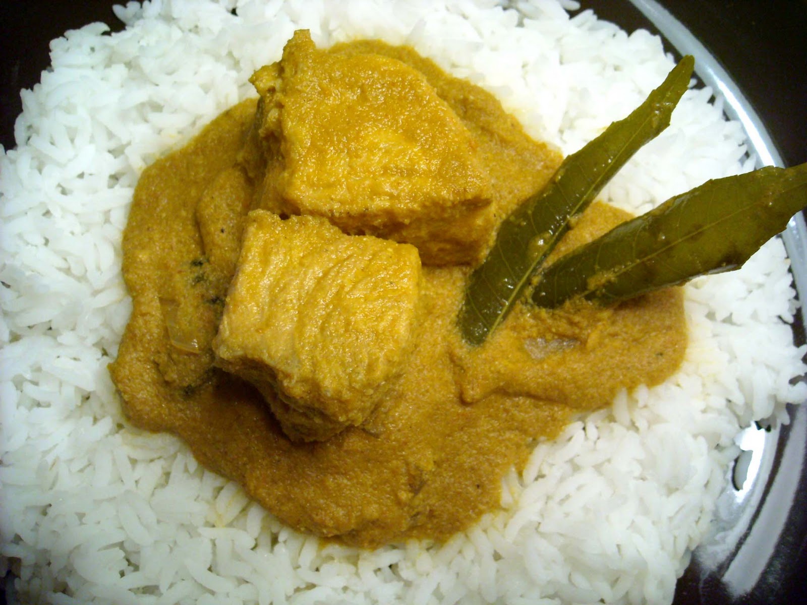 Manju's Eating Delights: Fish curry in spicy Coconut gravy
