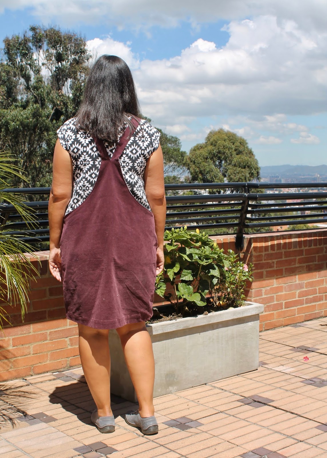 The Itinerant Seamstress: I'm still here, with a pinafore dress