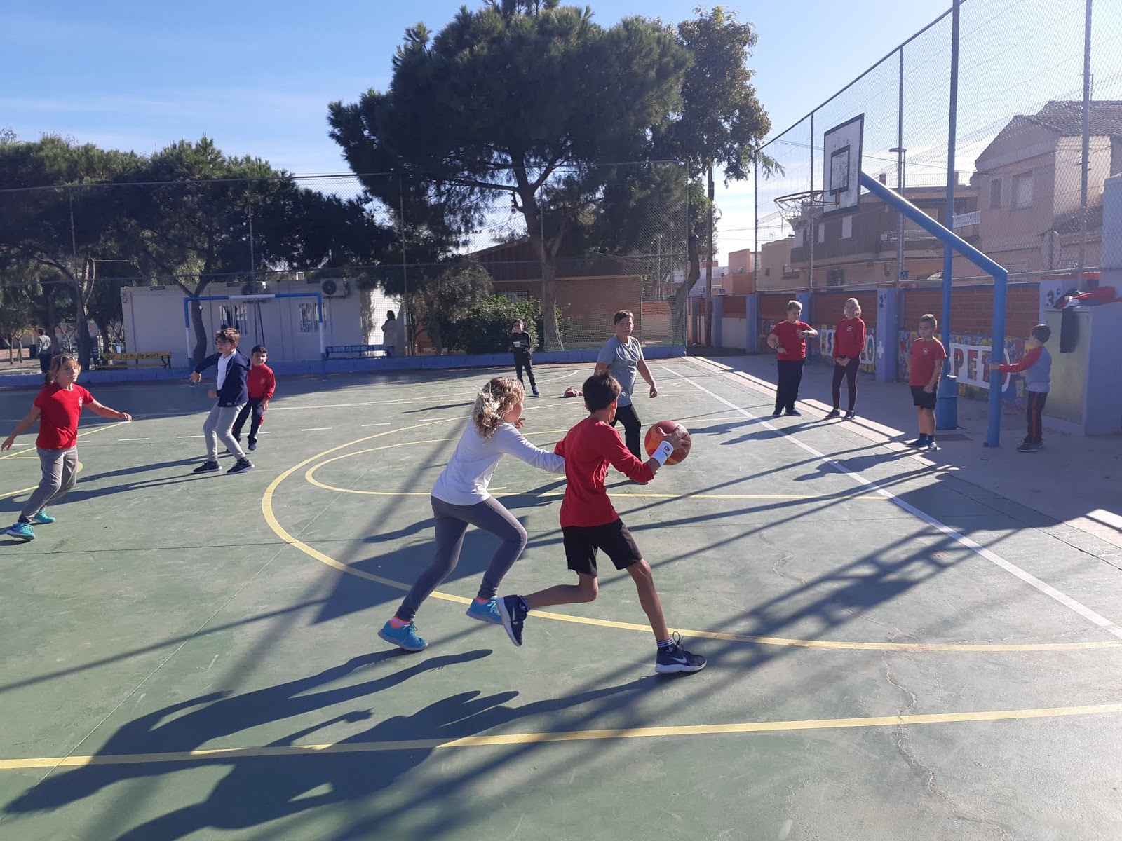 EDUCACIÓN FÍSICA: El equio BLUE gana el torneo de baloncesto.