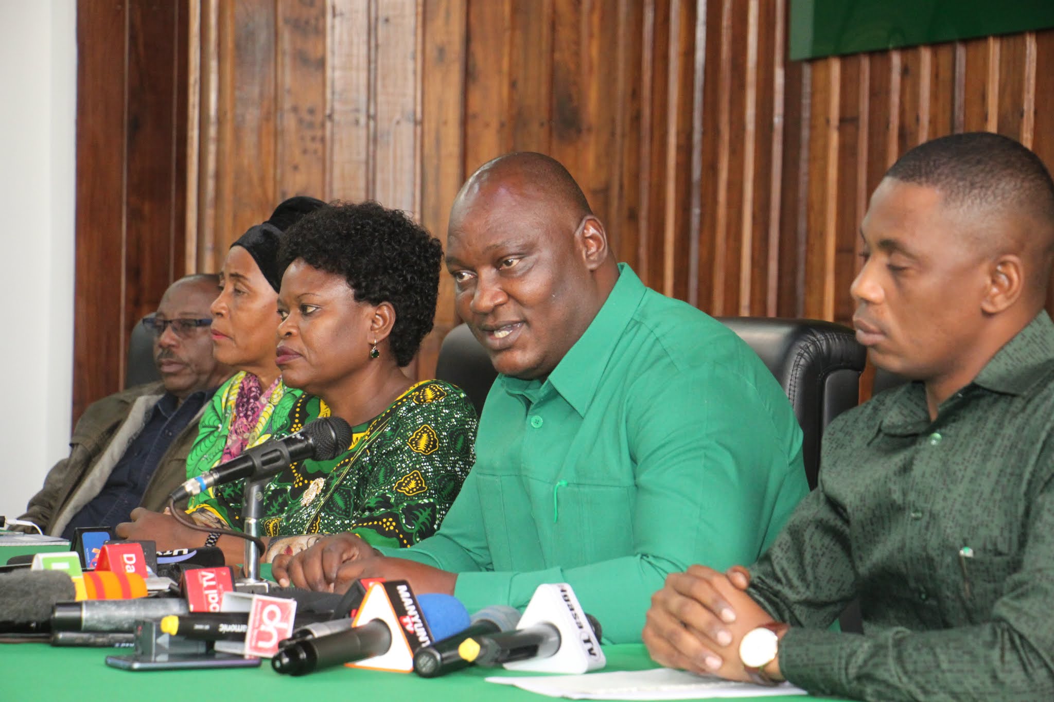 KATIBU MKUU WA CCM CHONGOLO ALONGA NA WANAHABARI, ATOA MAAGIZO MAZITO ...