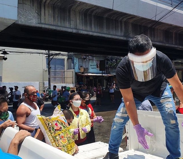 Bea Alonzo, Namahagi ng Tulong sa mga Jeepney Driver na Apektado ng ECQ Bea Alonzo, Namahagi ng Tulong sa mga Jeepney Driver na Apektado ng ECQ