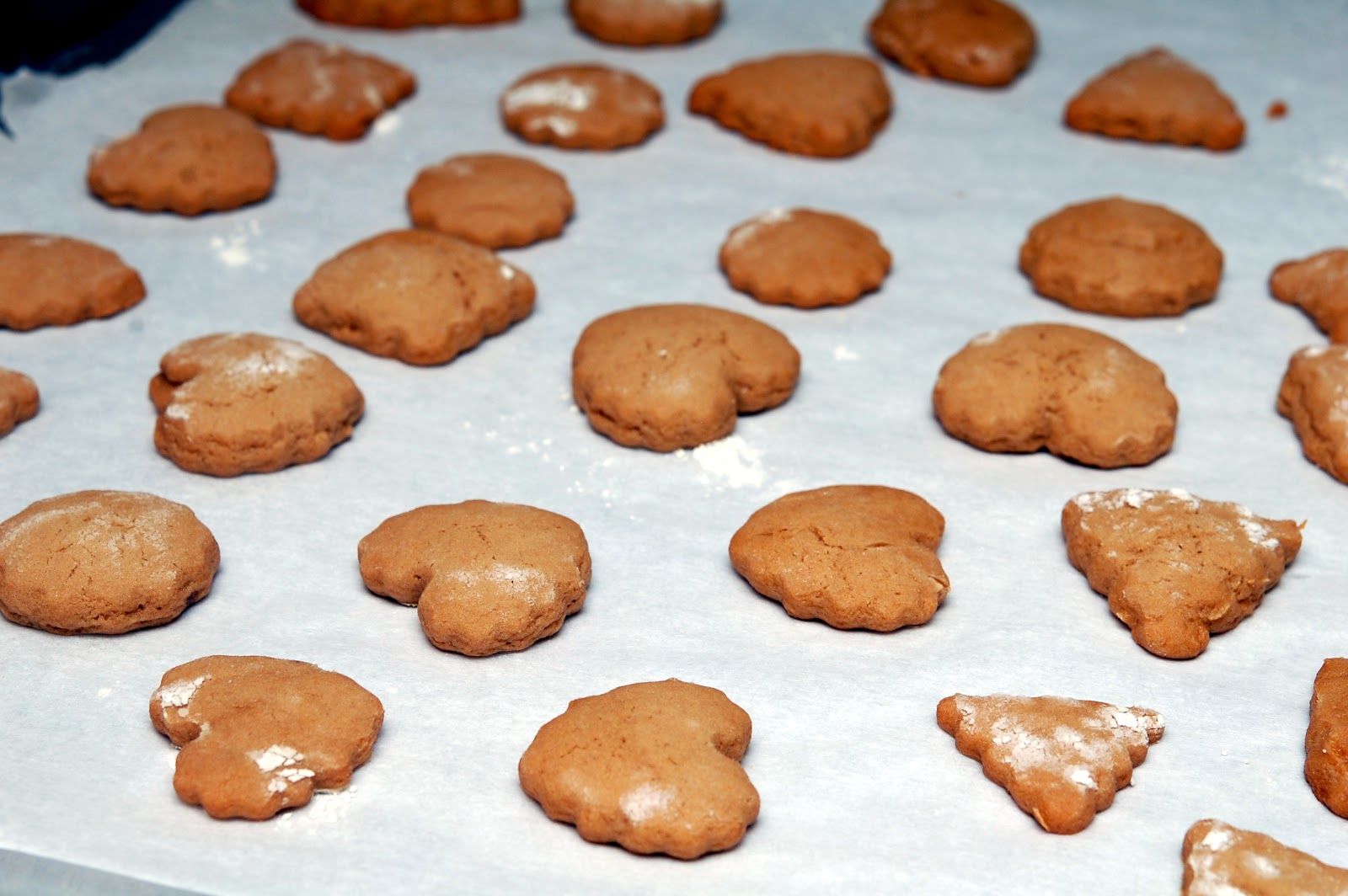 MINI GRAHAM CRACKERS WITH PINK CHOCOLATE & SPRINKLES - Hugs and Cookies ...