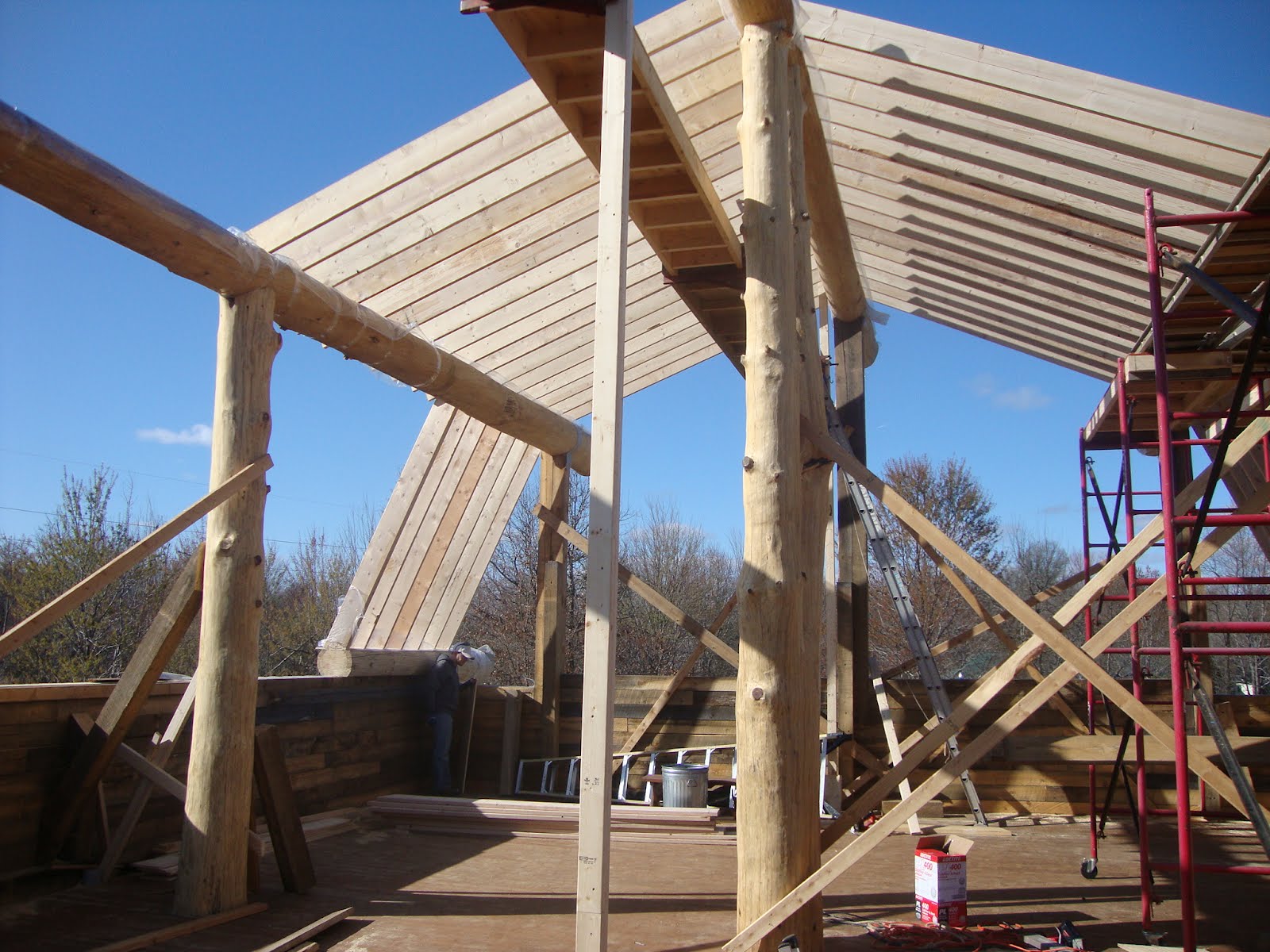 PATRIOT LOG HOME BUILDERS: Hand crafted log barn roof rafters