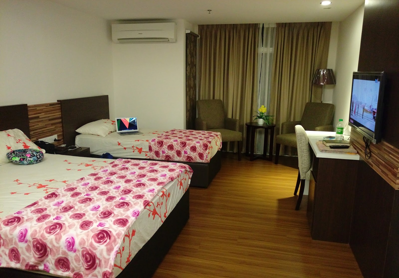 Afiqhalid: Terkejut Fiqqq Tengok Bilik Homestay!!