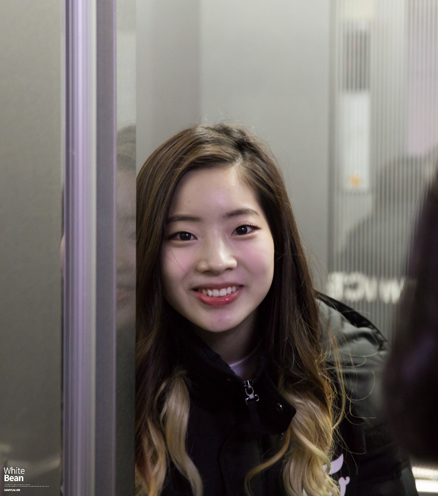 Joe's Twice Photo Blog: Momo, Dahyun, jeongyeon. weekly idol filming day