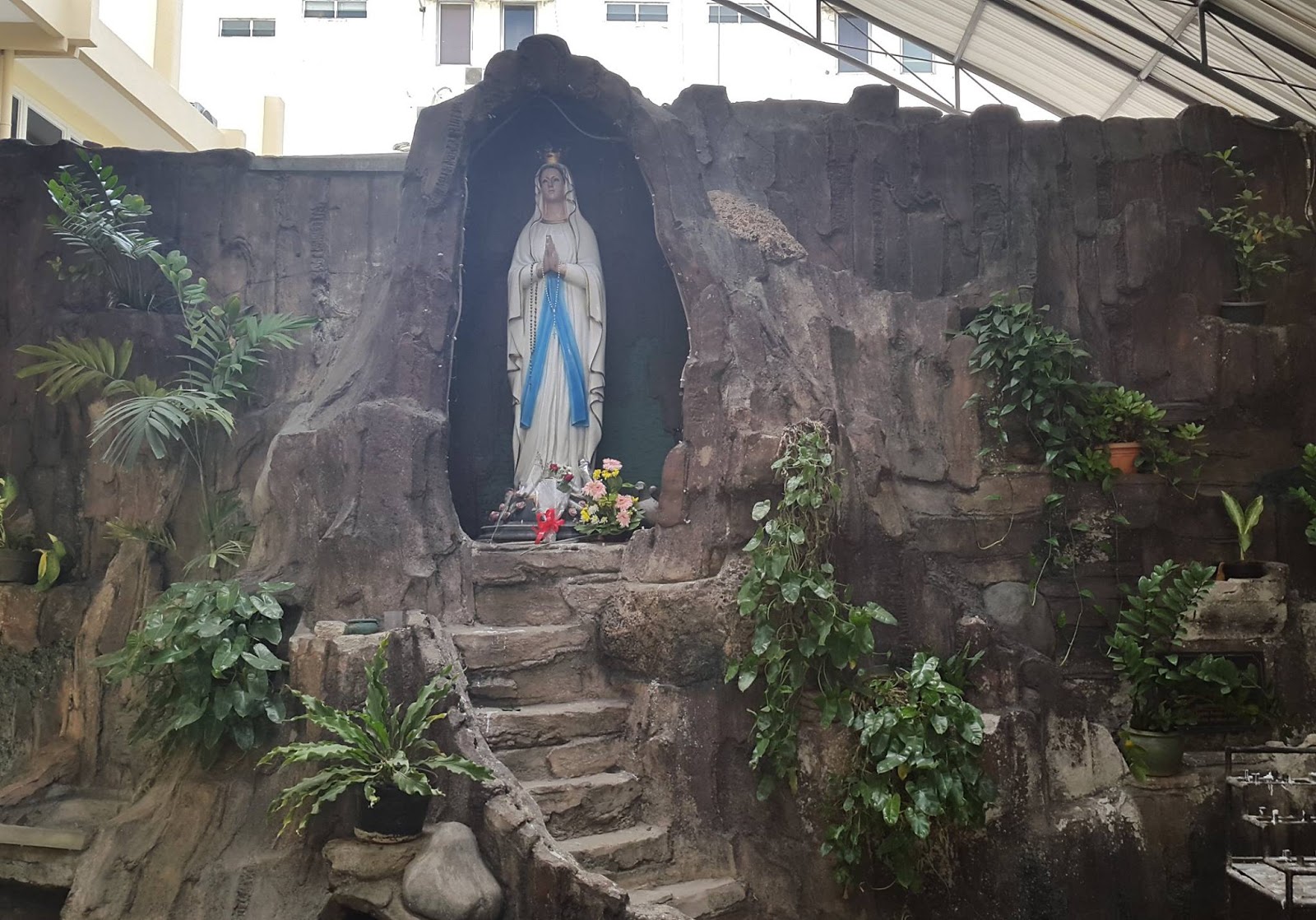 Gua Maria Gereja Katolik St. Paskalis, Cempaka Putih, Jakarta Pusat ...